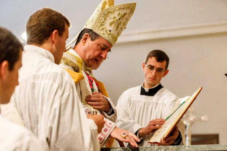 Consécration de l'église Saint-Emilien à Nantes (FSSPX) - Riposte ...
