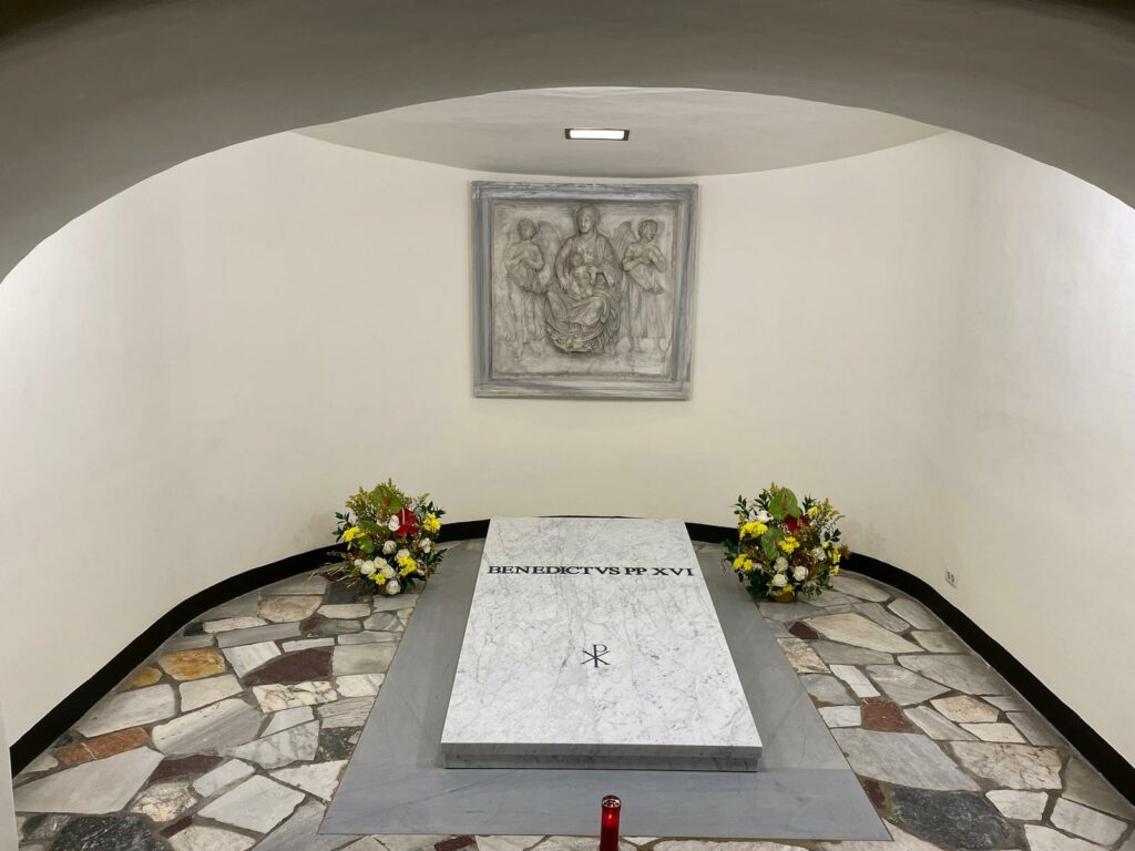 Il est possible de prier sur la tombe de Benoît XVI - Riposte-catholique