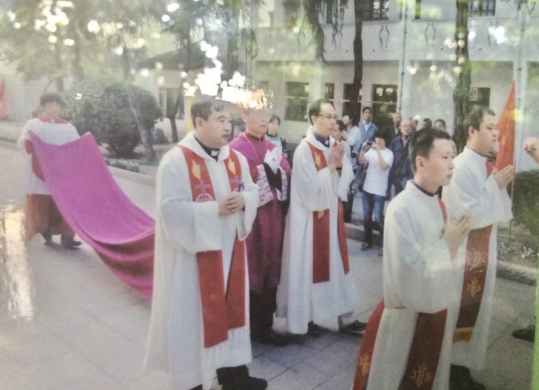 La cappa magna est portée ailleurs que dans le monde traditionnel ...