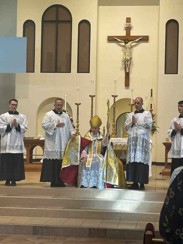États-Unis: Mgr Tissier de Mallerais célèbre dans une église diocésaine ...